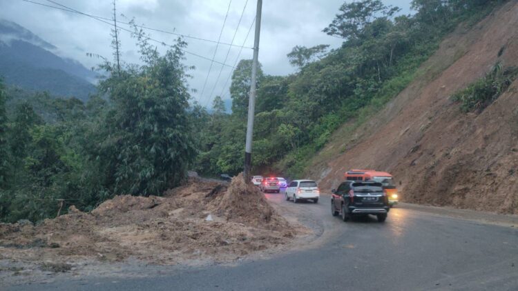 Jalur Malalak Kembali Dibuka Setelah Longsor - Fajarharapan.id